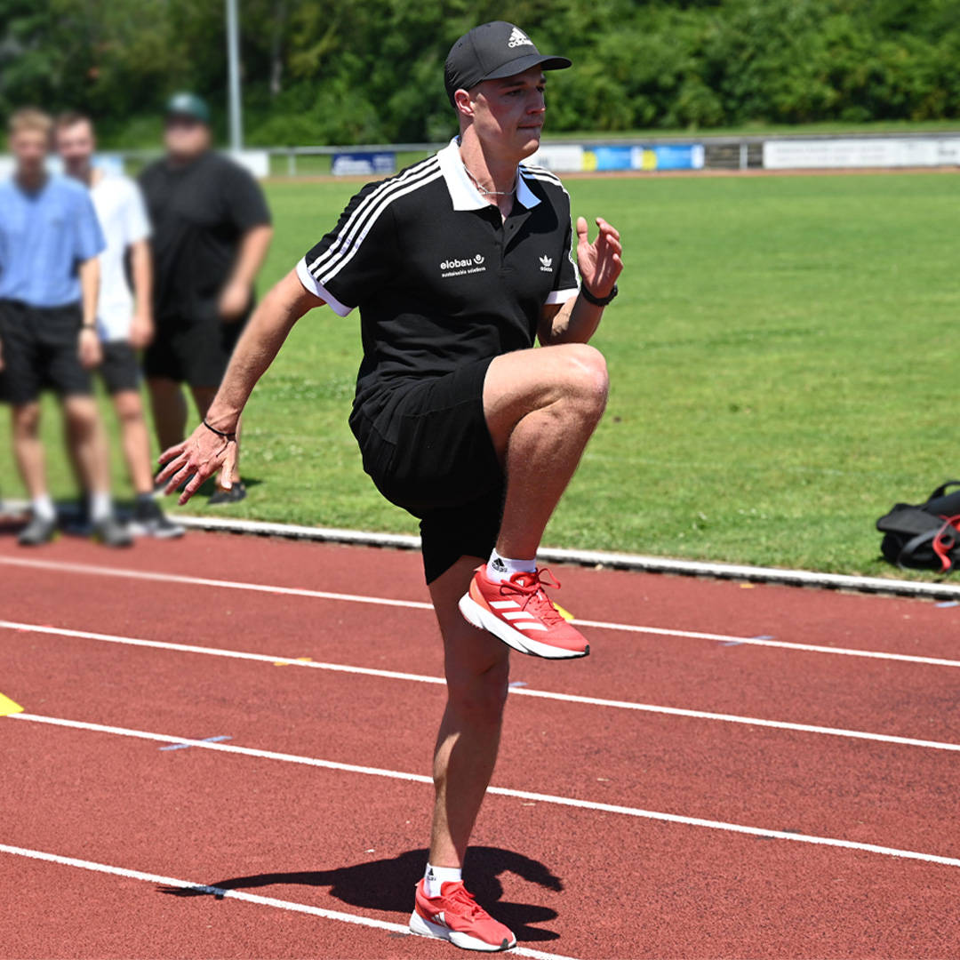 News - Press release: Top athlete Julian Wagner visits elobau ...